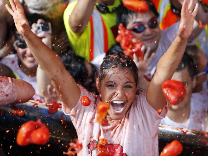 'La Tomatina' tiñe de rojo un pueblo valenciano | Excélsior